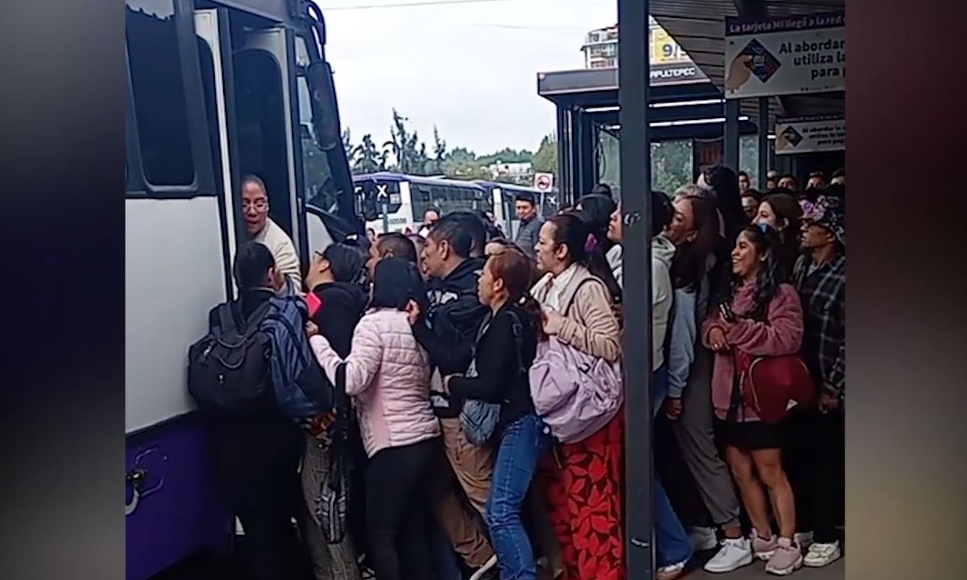 VIDEO: Mujer intenta ‘colarse’ en la fila para abordar el camión ...